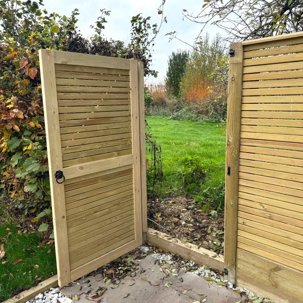 Venetian Gate | Scandinavian Redwood | Contemporary Fencing